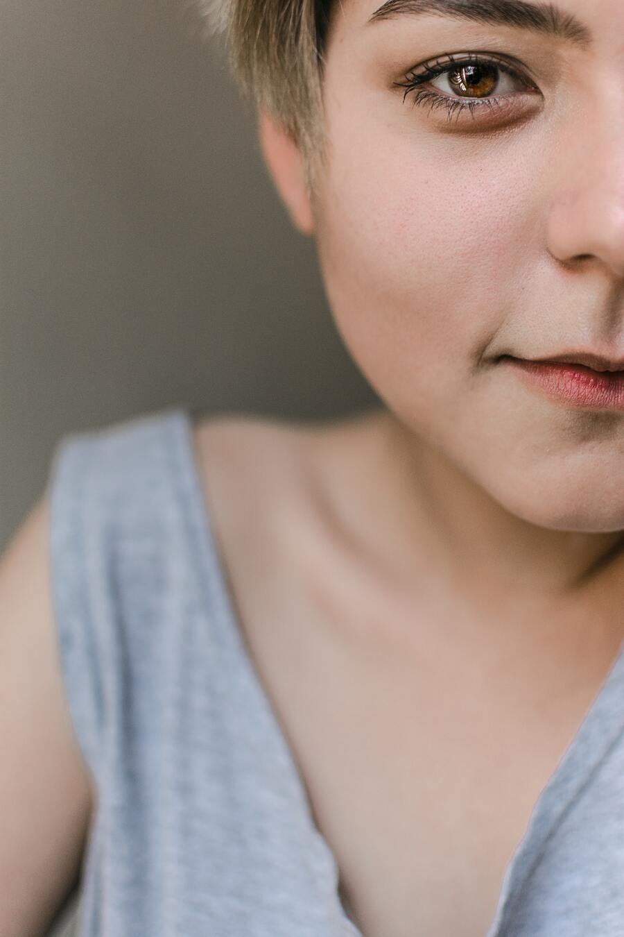 Right Eye Twitching: 9 Spiritual Meanings for Female