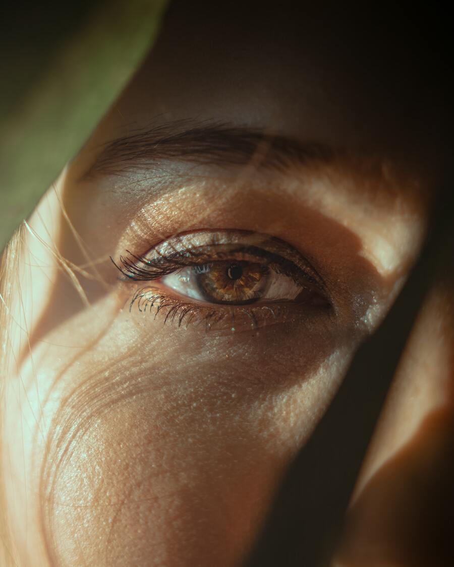9 Left and Right Eyebrow Twitching Meaning and Superstitions