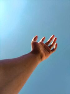 10 Left and Right Arm Twitching Superstitions and Meaning