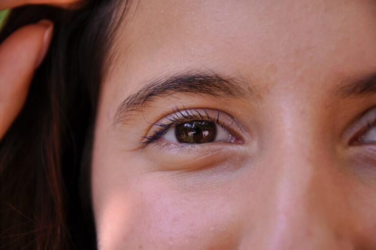 9 Left and Right Eyebrow Twitching Meaning and Superstitions