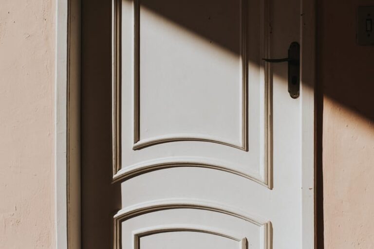 Recurring Dreams about a House with many rooms: 15 Meanings