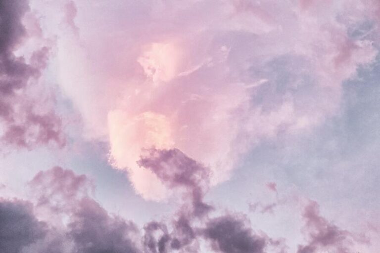 11 Spiritual Meanings of Purple (color) in Dreams