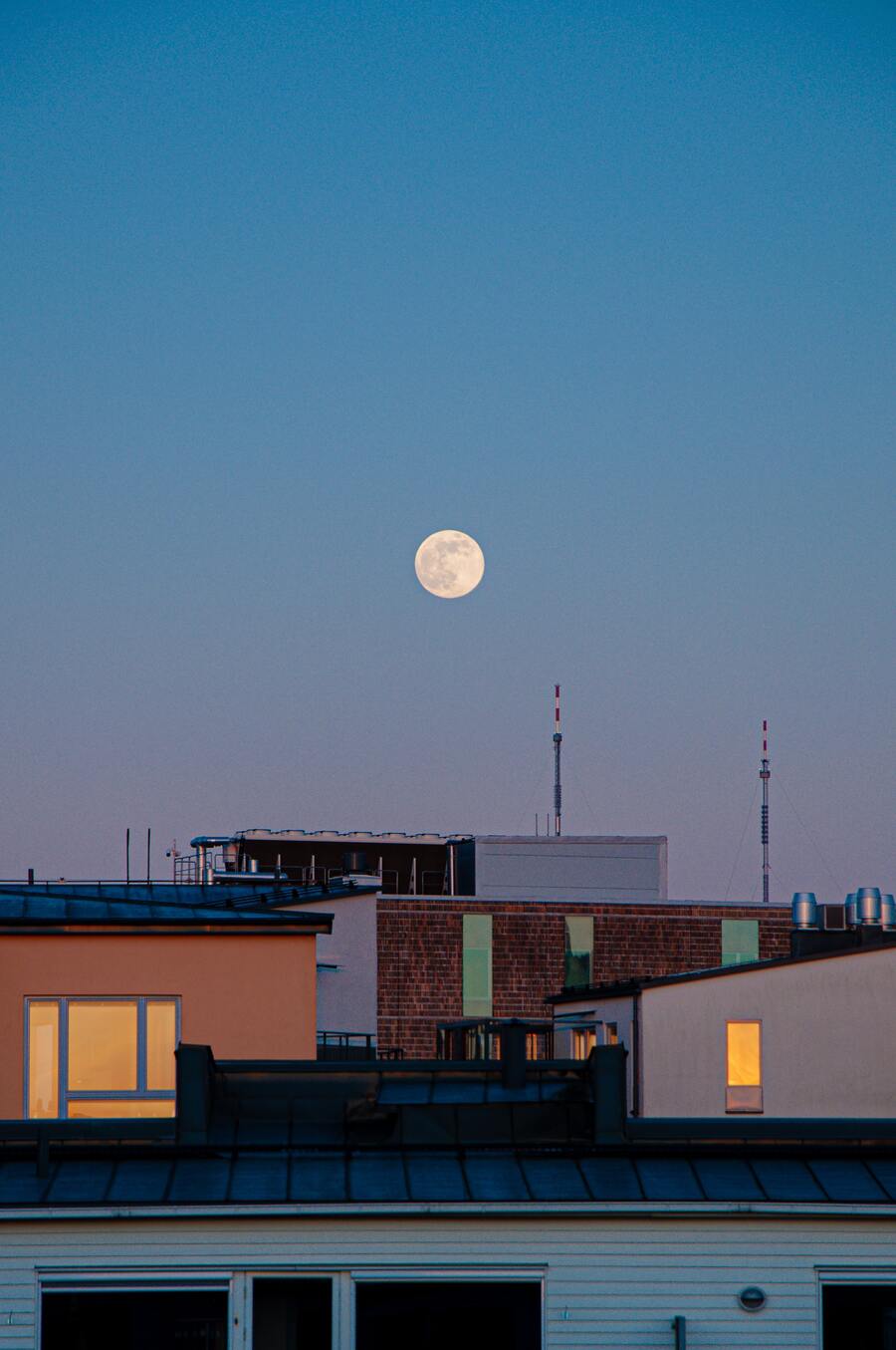 11 Full Moon Physical Symptoms (Beware of Headaches)