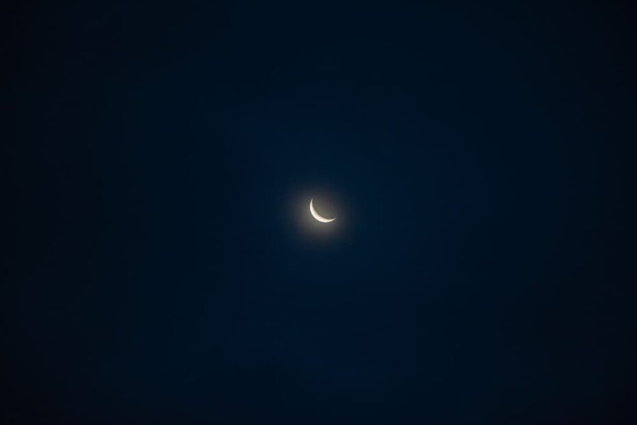 Waning Crescent Moon Spiritual Meaning: 7 Effects in 2023