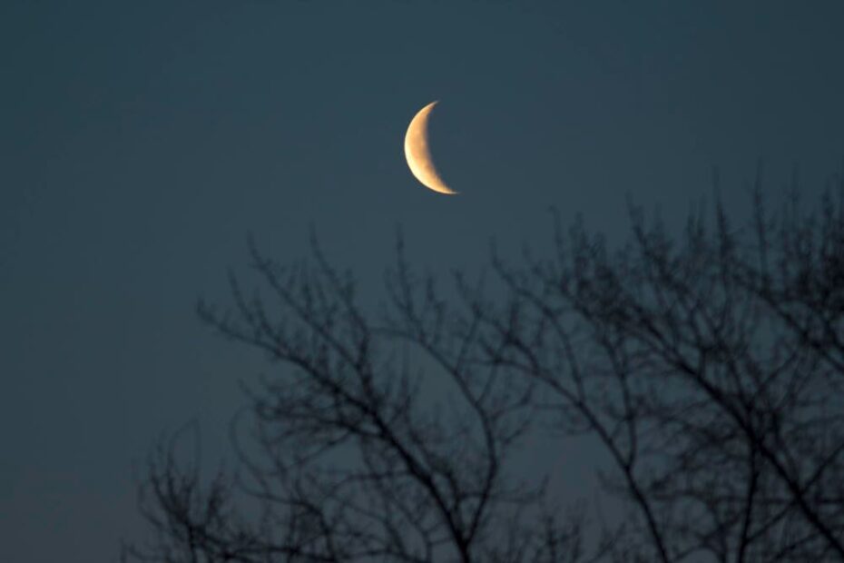 Waning Crescent Moon Spiritual Meaning: 7 Effects in 2023